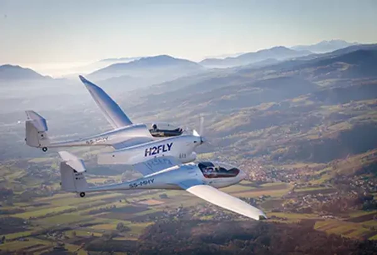Hydrogen-powered HY4 aircraft sets new world-record | Mobility | H2 View