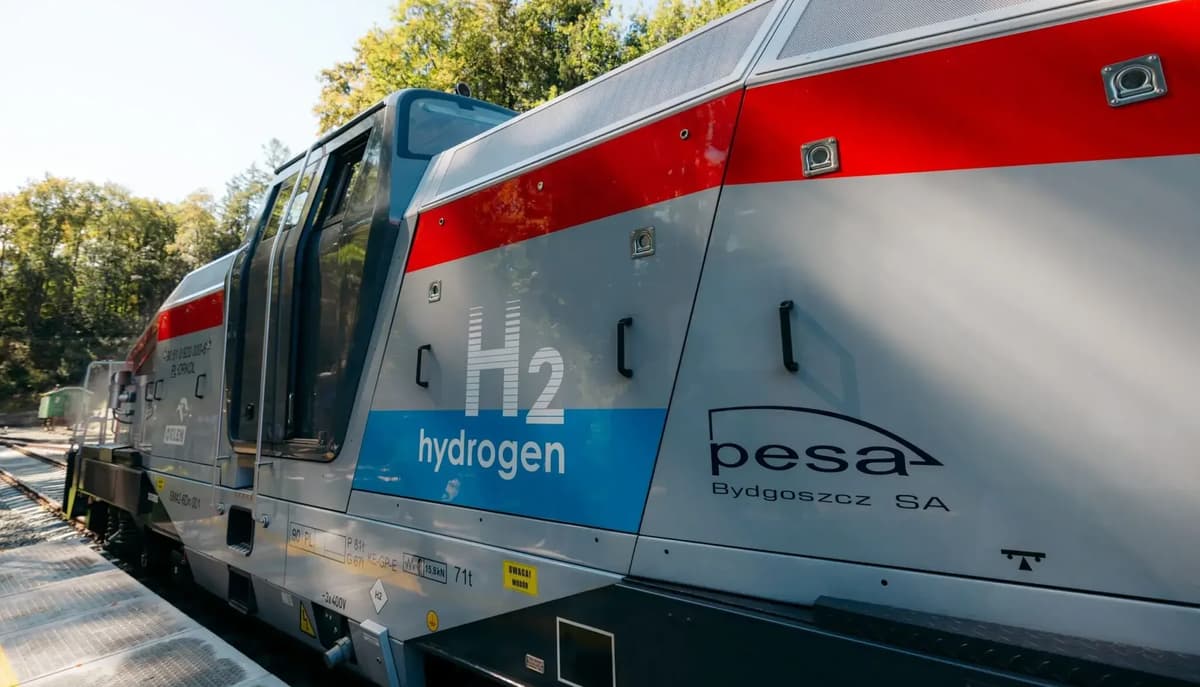 Polish rail operator launches trials of PESA-built hydrogen locomotive ...