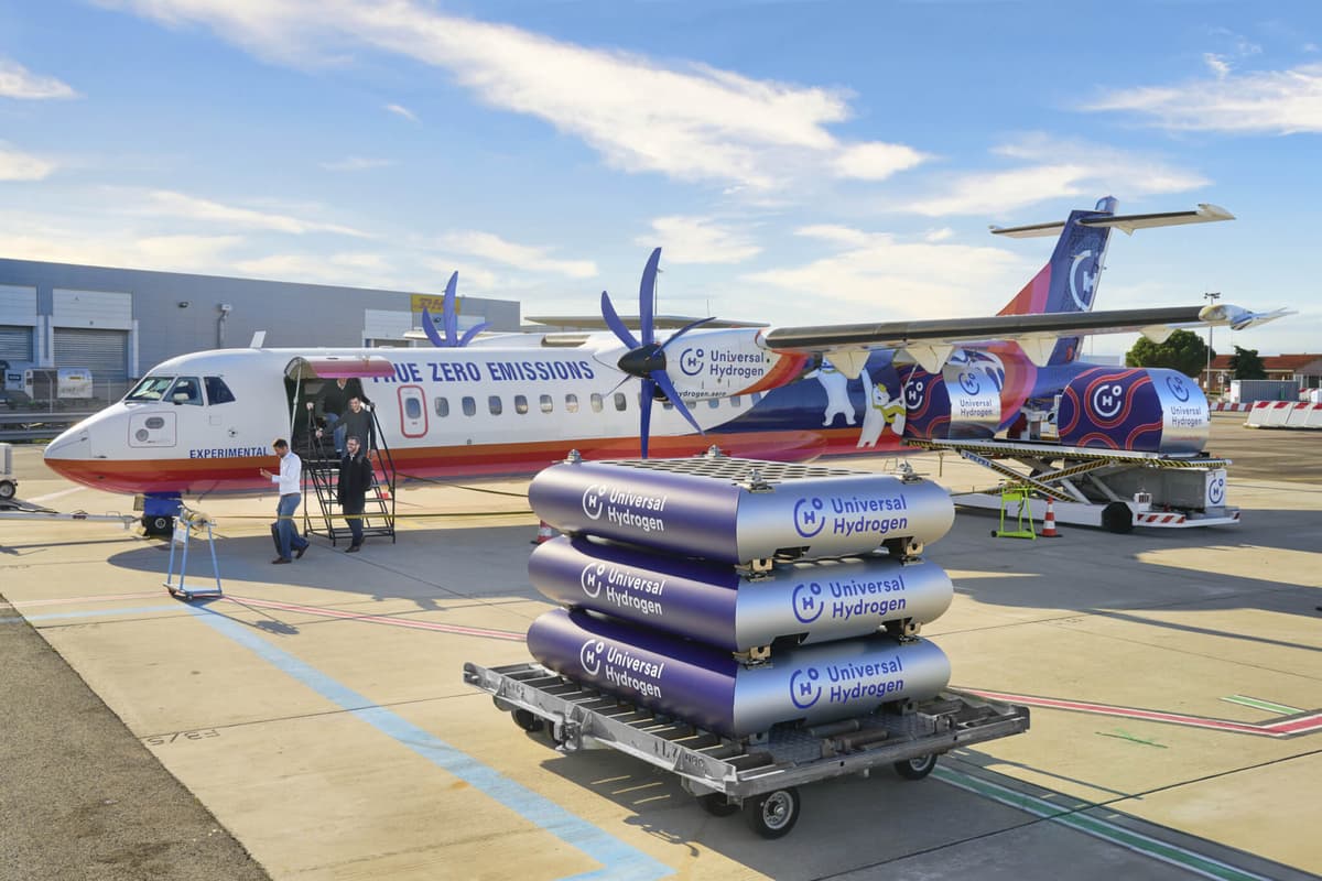 Universal Hydrogen demonstrates modular hydrogen aircraft refuelling ...