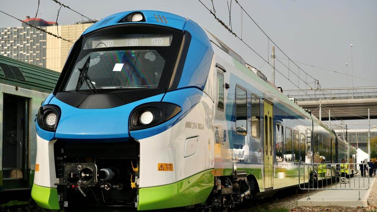 Alstom unveils Italy’s ‘first’ zero-emission train planned for hydrogen ...